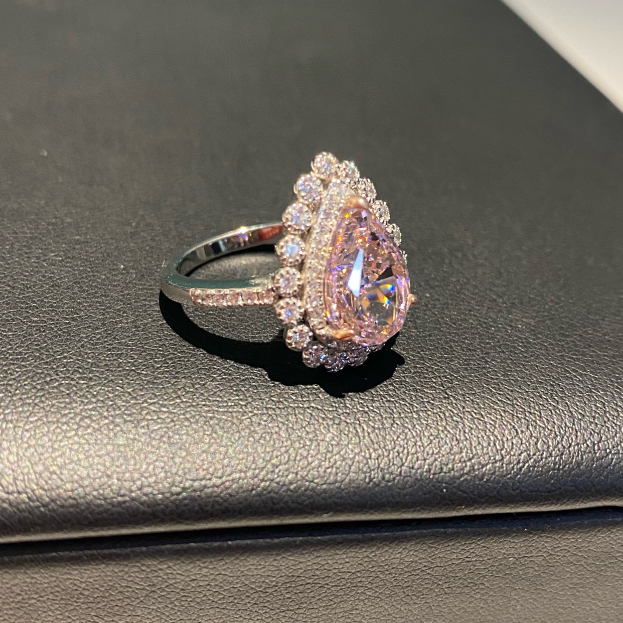 原创独家粉钻鸽子蛋 4克拉粉色水滴人造宝石925纯银镀金钻石戒指_虎窝淘