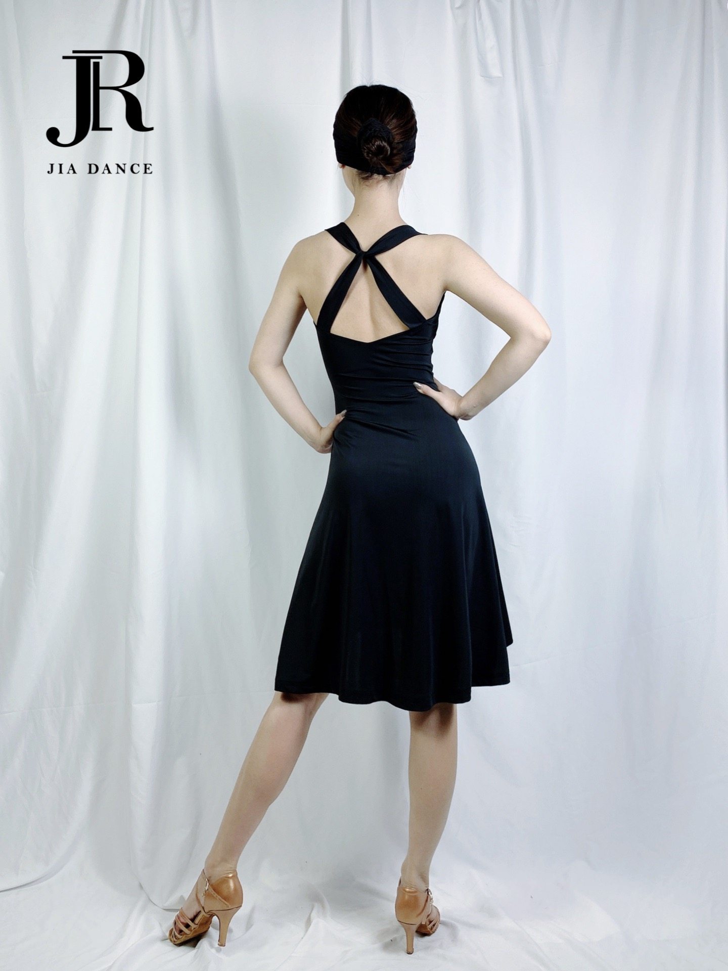 JIA.DANCE拉丁舞新款连衣裙女露背修身表演服前短后长带胸垫R64_虎窝淘
