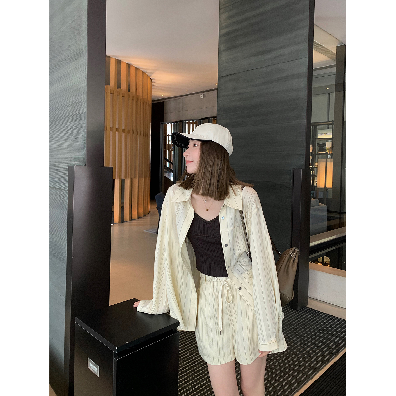 小宜定制【巴塞罗那街拍】条纹衬衫外套女夏薄款外搭开衫2023新款_虎窝淘