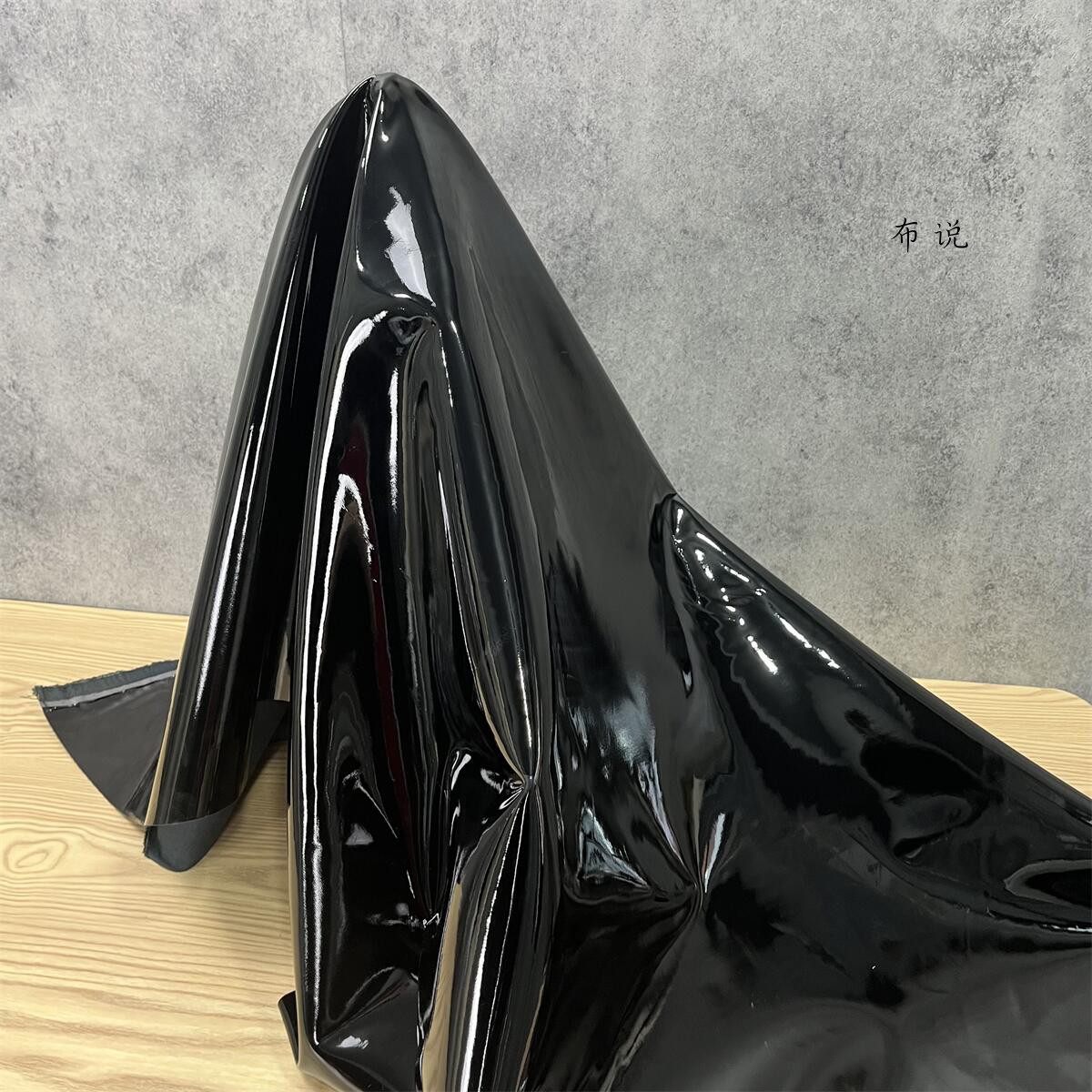 厚款极亮极滑镜面皮革纯黑色亮面pu皮料反光防水镜子设计师面料_虎窝淘