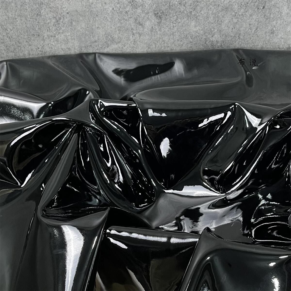 厚款极亮极滑镜面皮革纯黑色亮面pu皮料反光防水镜子设计师面料_虎窝淘