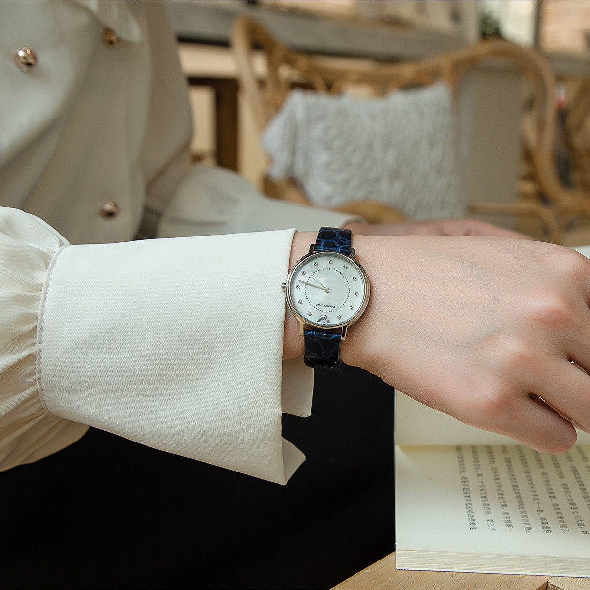 礼物阿玛尼手表满天星镶钻简约珍珠贝母表盘女表欧美腕表