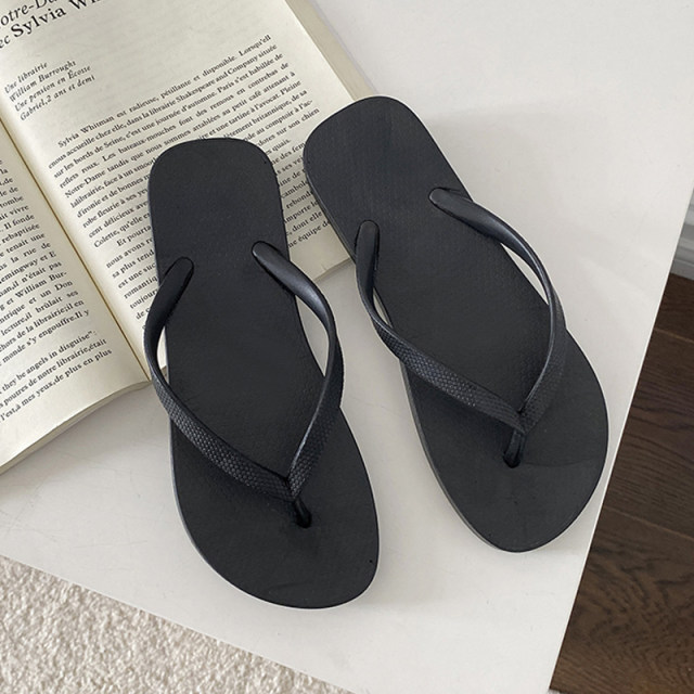 Human -character slippers Women wearing new black flat -bottomed foot ...