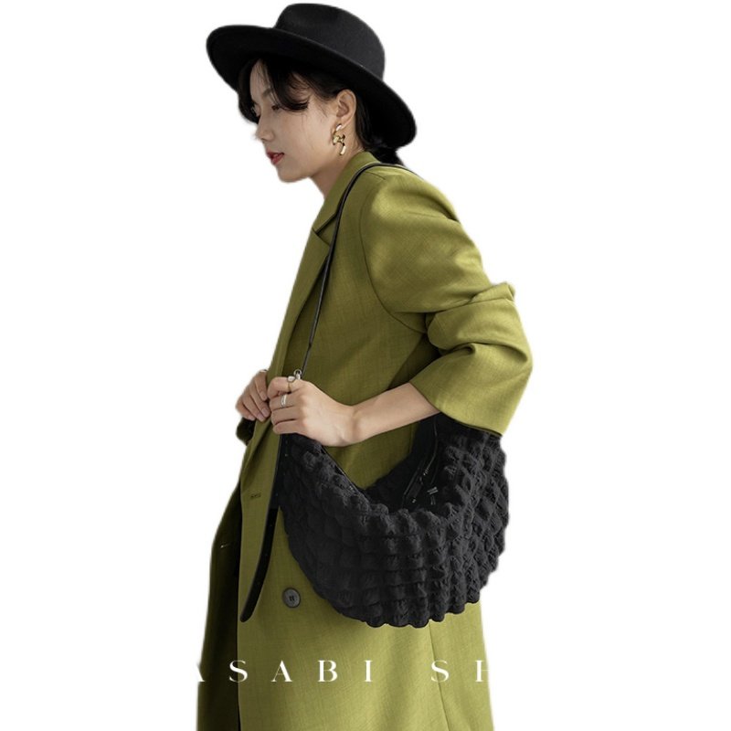 VibeRing小众高级质感胸包包女2023新款潮帆布饺子包大容量斜挎包_虎窝淘