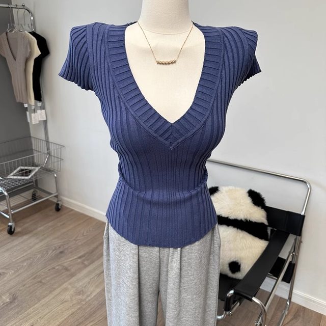 Big V-neck short-sleeved sweater slim fitted pit-striped bottoming ...