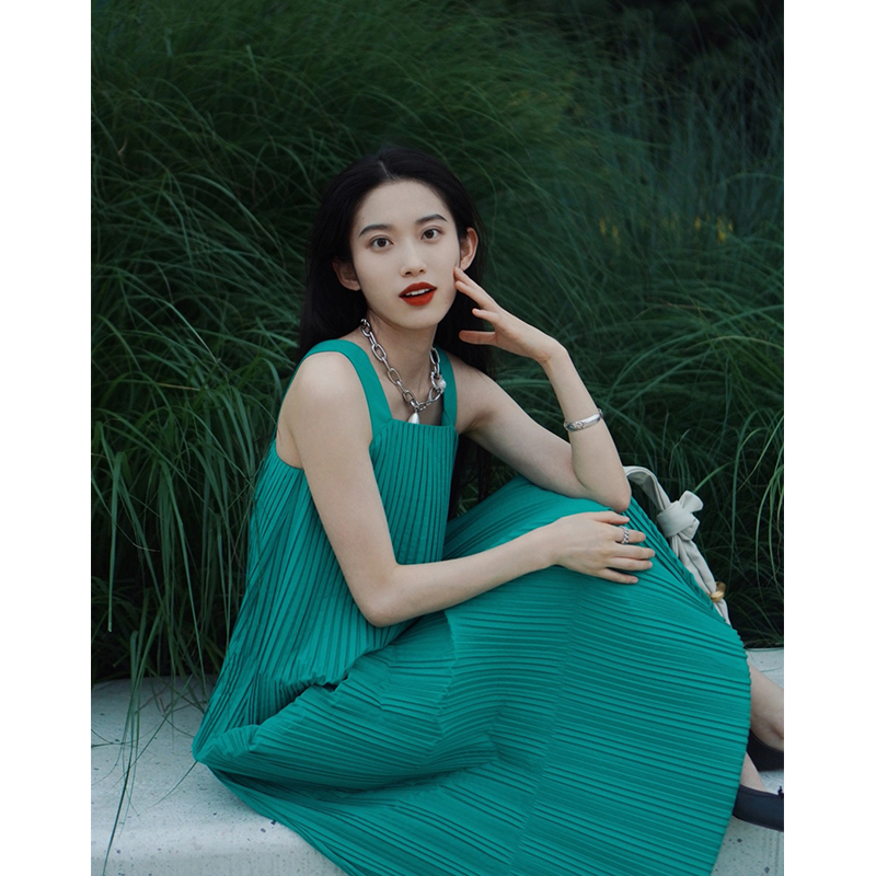三亚旅行拍照衣服女夏季超仙海边度假风琴褶皱中长款吊带连衣裙子 虎窝淘