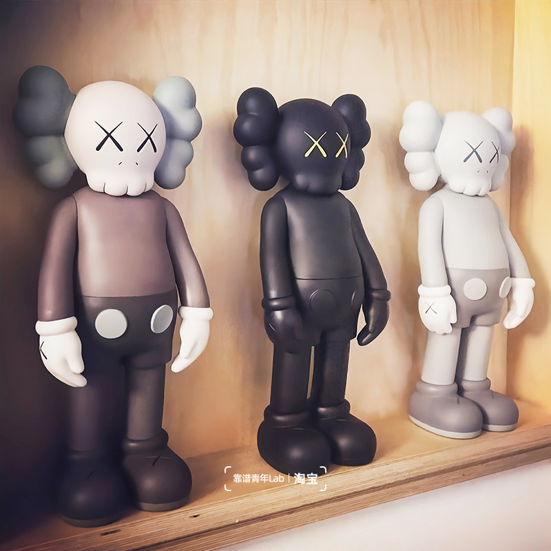 mand kaws公仔手办潮玩kwas站立桌面摆件考斯居家艺术装饰现货_虎窝淘