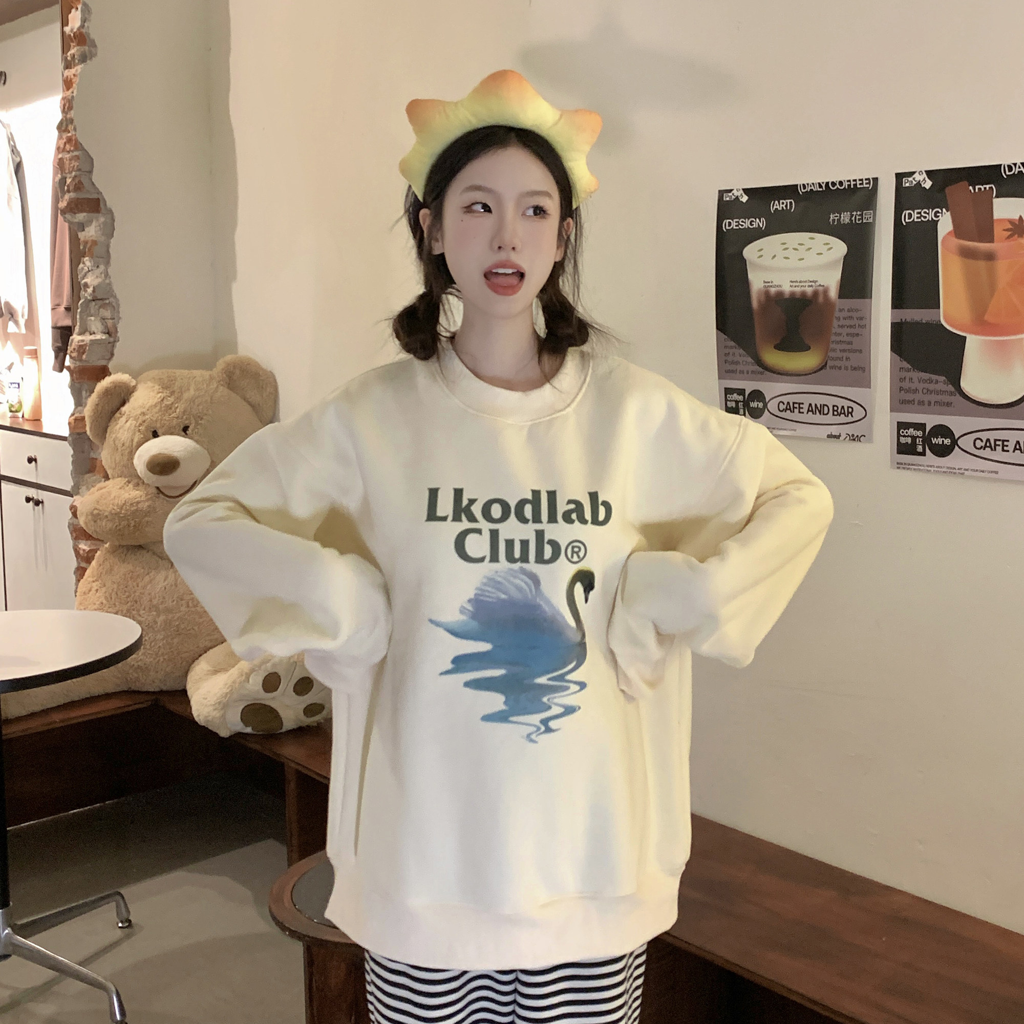 LKOD2022秋冬新款天鹅印花圆领加绒卫衣情侣款打底衫长袖_虎窝淘