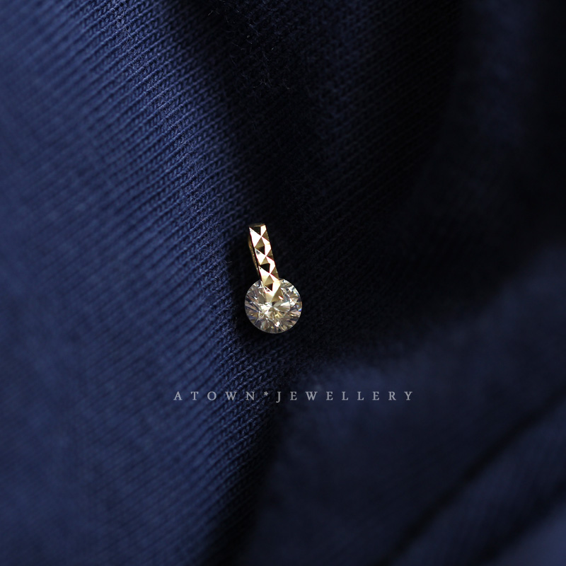 ATOWN定制敲好看的单钻吊坠纯9K金吊坠小钻简约优雅项链小挂坠女_虎窝淘