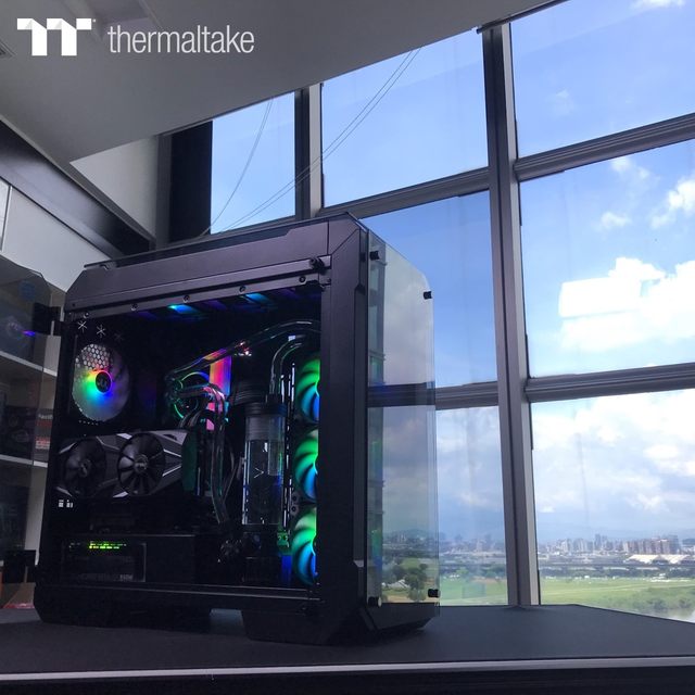 Tt desktop computer water-cooled main chassis View 71 RGB four-sided ...