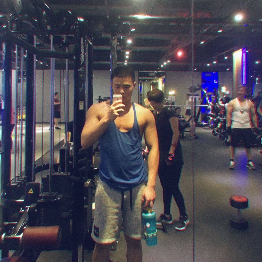 【顶部】二根股劲健美跨肩bf风训练健身肌肉低胸无袖背心酷外穿男_虎窝淘