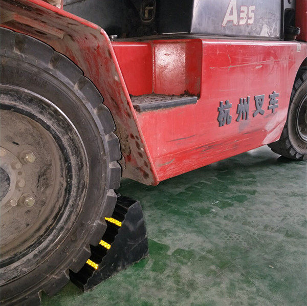 Portable car anti-slip car anti-slip device Triangle wood truck anti ...