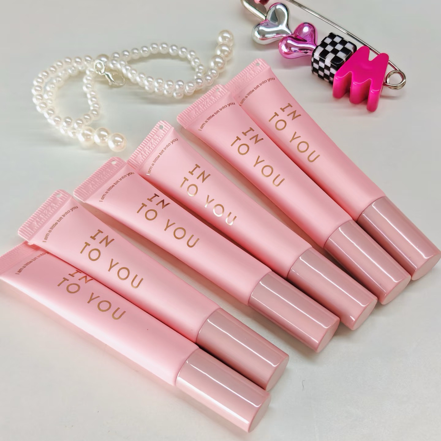 所有女生！INTO YOU新品软管唇蜜，你的嘴唇必须拥有这抹“发光”高光！_唇彩_淘宝美妆网