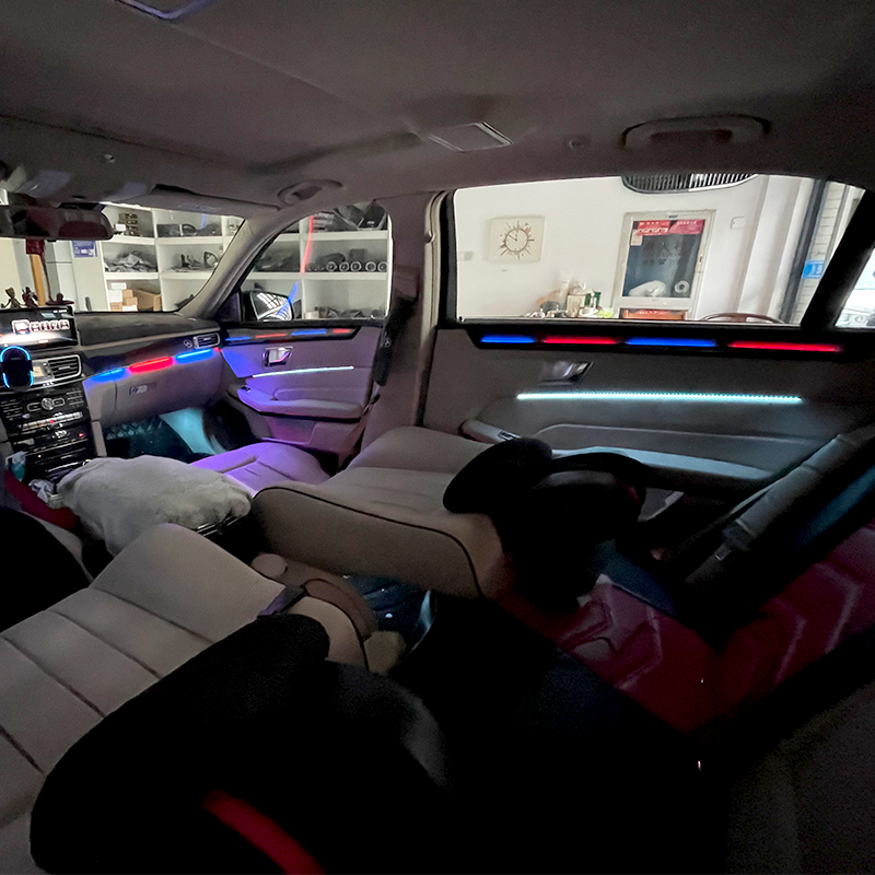 奔驰老E级W212氛围灯大揭秘：E200L/E260L/E300L主动式气氛灯64色，如何玩转车内灯光秀？-汽车氛围灯-淘宝百科网
