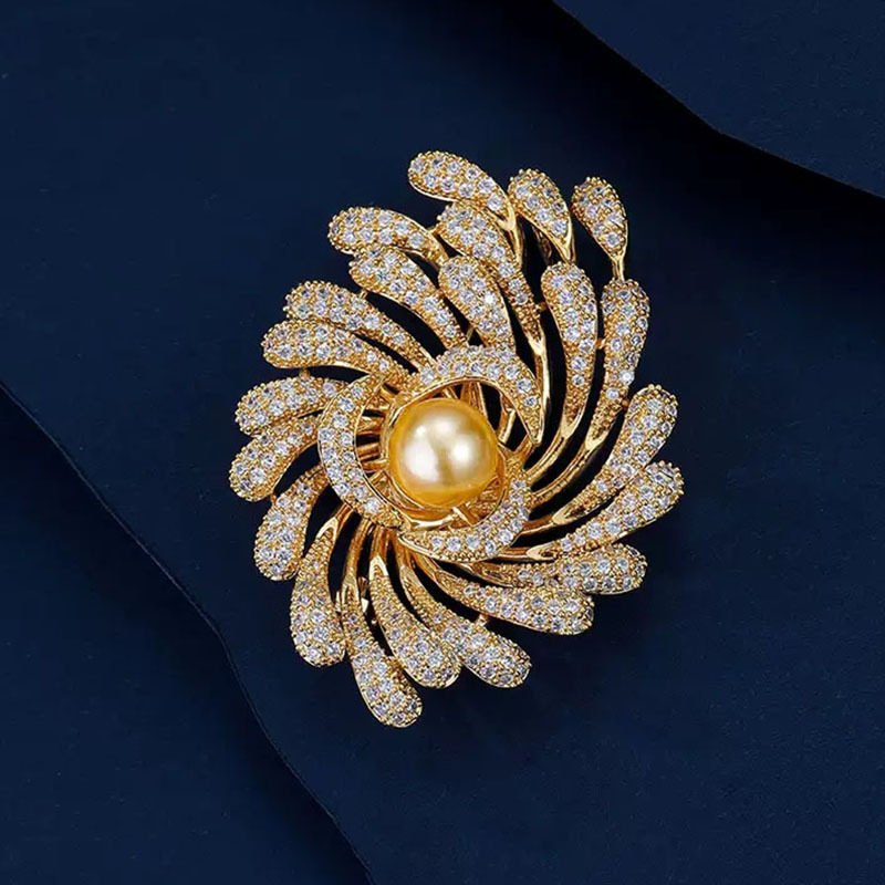 💎 Dazzling stardust, captured in a luxurious and opulent firework brooch 💎