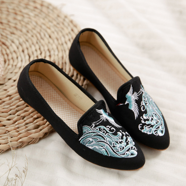 🔥 Stunningly beautiful, old beijing embroidered shoes for spring and autumn