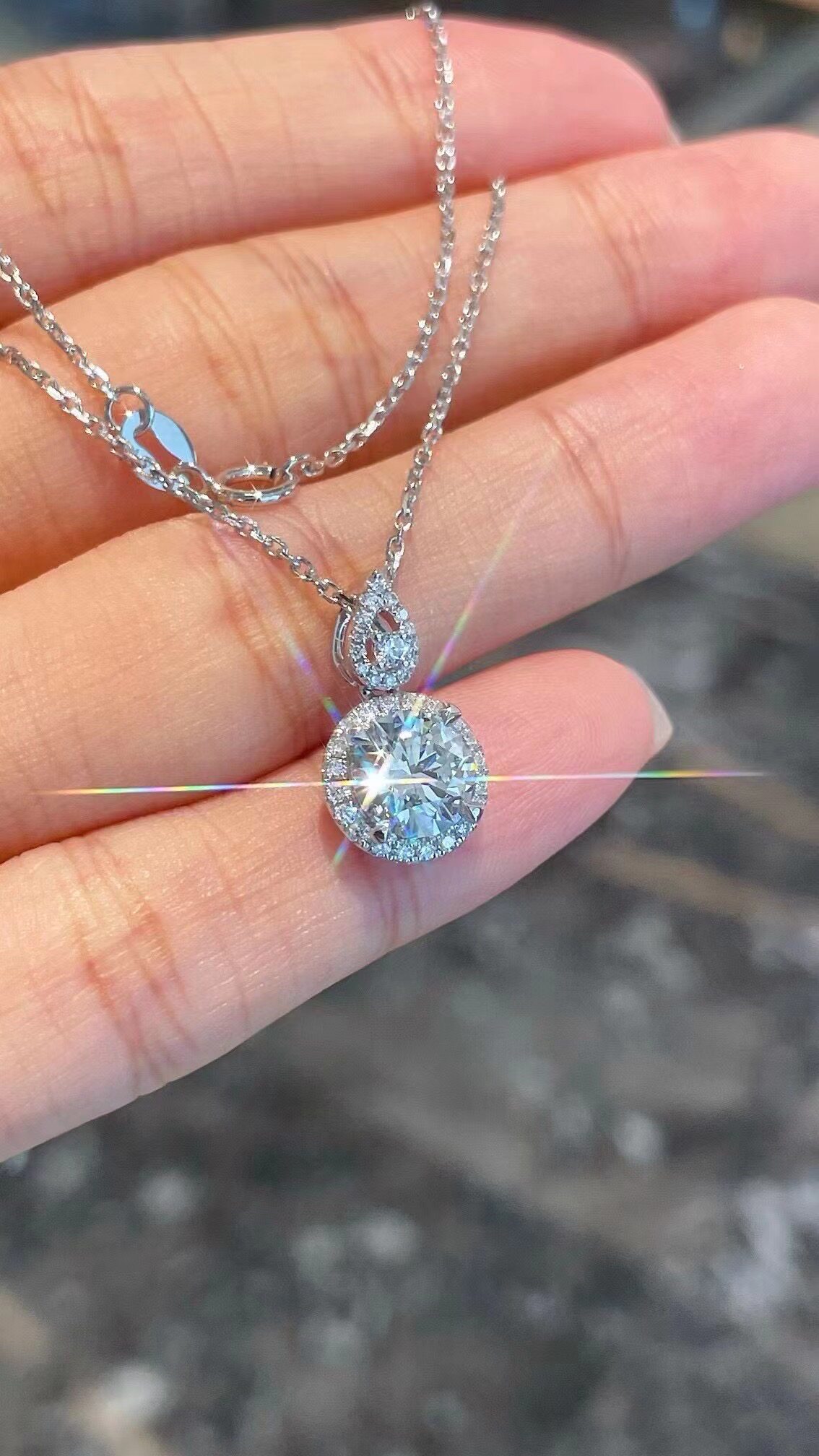 Large loop natural diamonds: dazzling and luxurious!