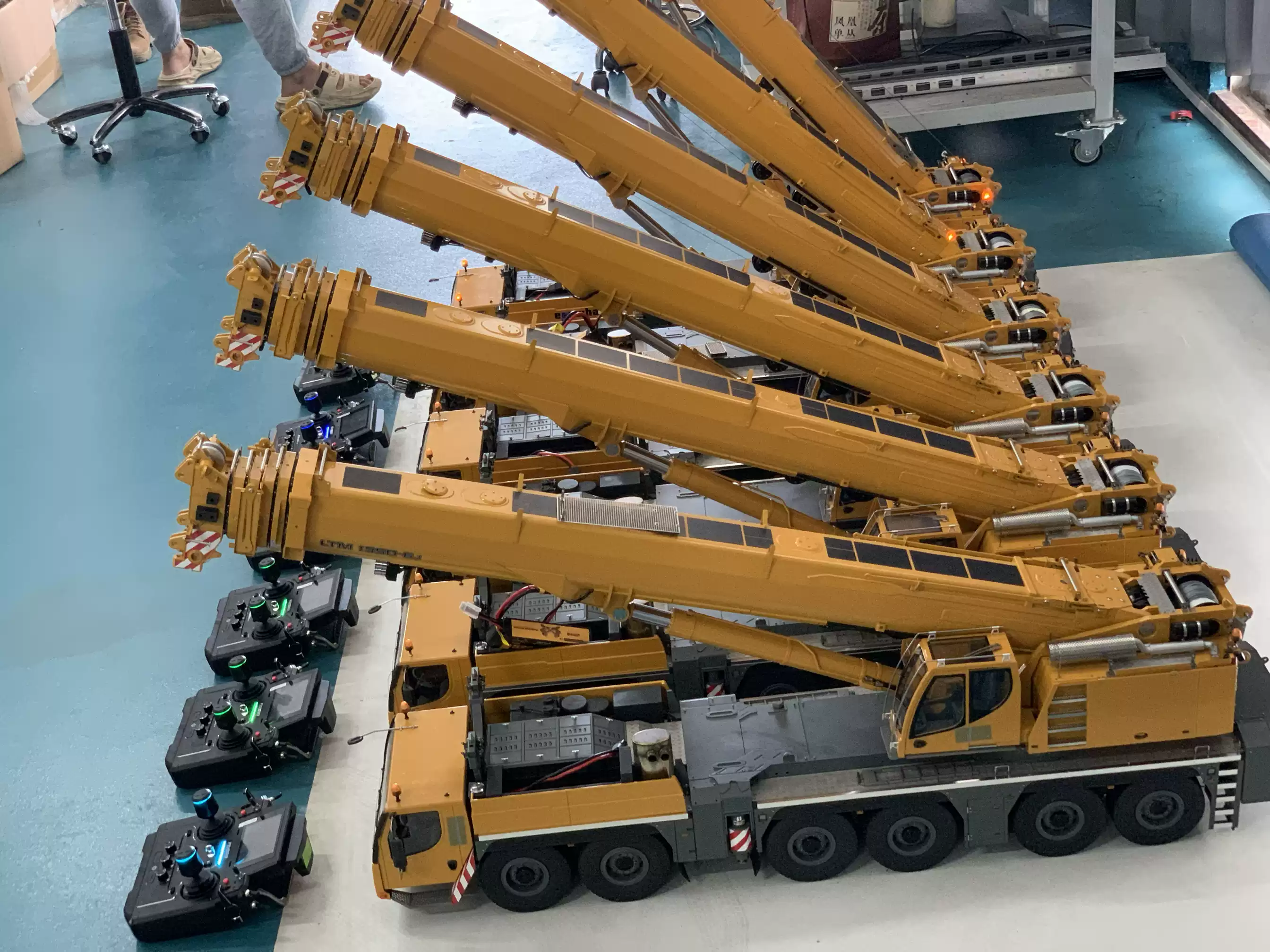 巨目鲸1 14黄色厂版遥控吊车 全地形六轴D1350模型