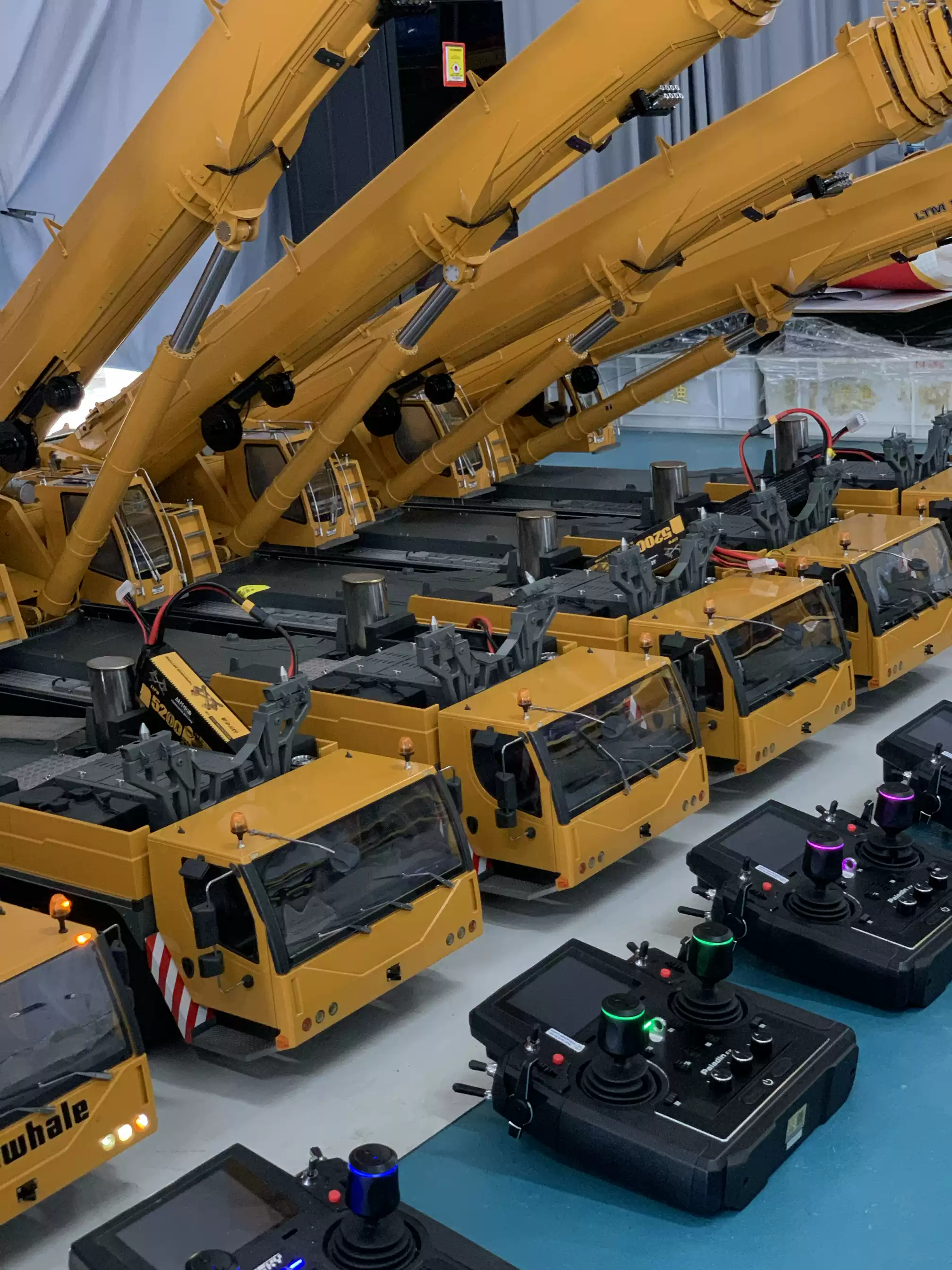 巨目鲸1 14黄色厂版遥控吊车 全地形六轴D1350模型