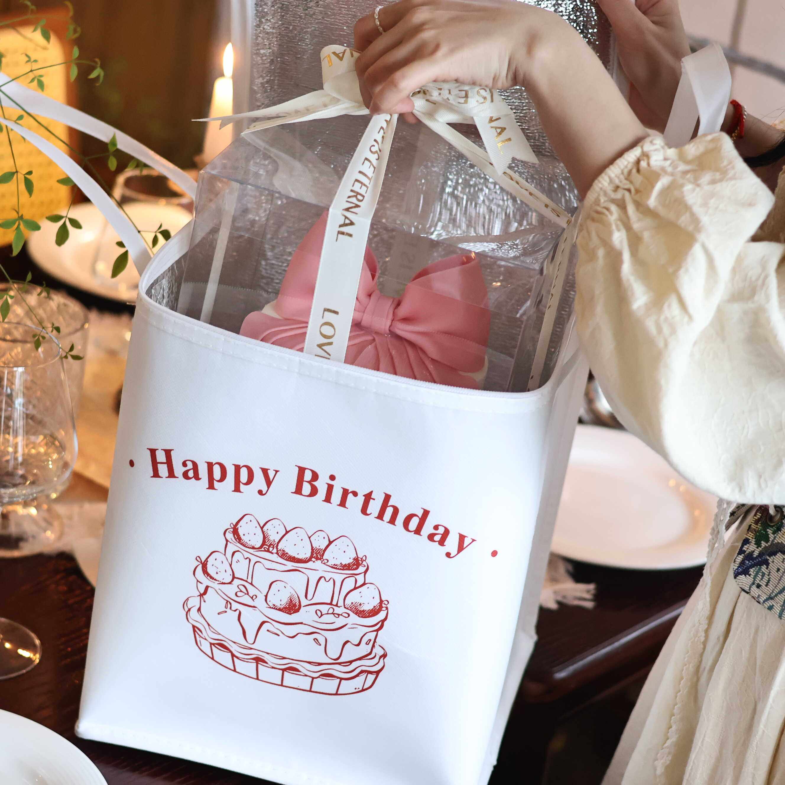 New trendy, instagram-worthy white insulated cake bag with zipper ...