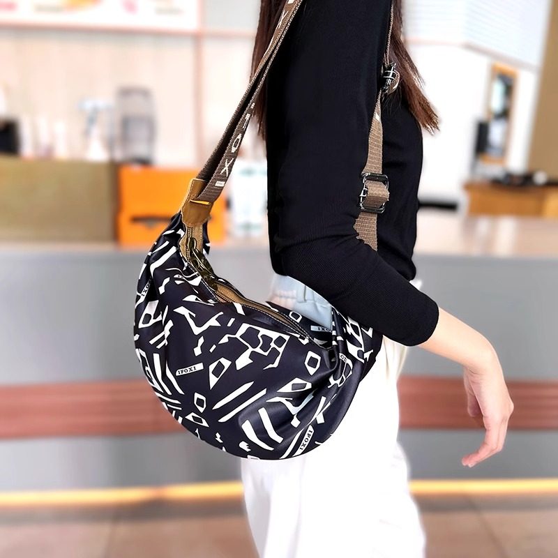 法国MKBM牛津布斜挎包：复古印花遇上轻便防水，时尚百搭新宠儿！-胸包-淘宝好物网