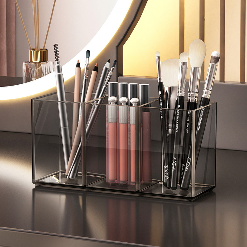 Makeup brush organizer: say hello to your new desk essential! 🌟