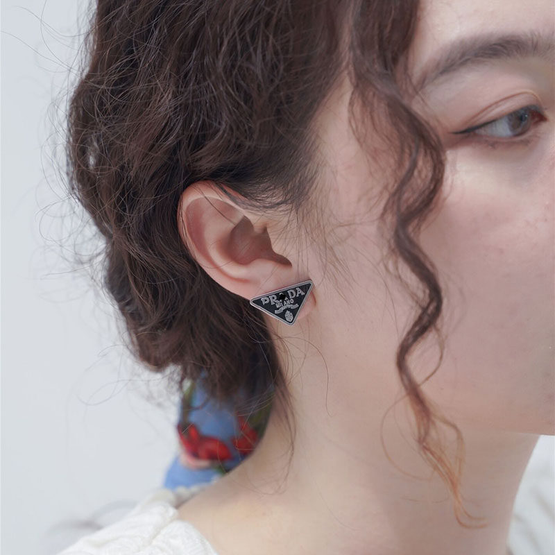French retro letter triangle ear clip no ear hole female 2021 new tide ...