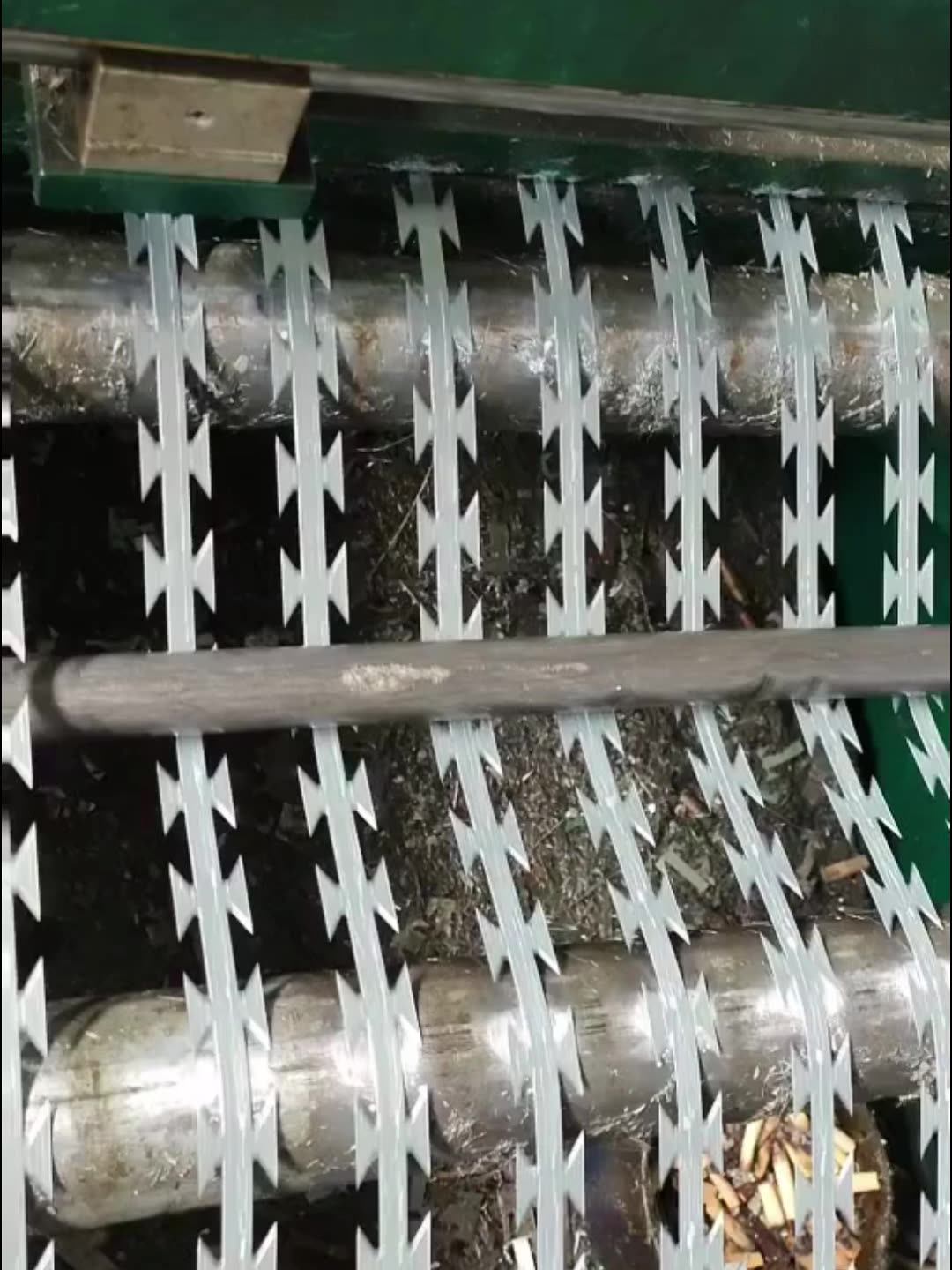 Galvanized Steel Snake Belly Razor Barbed Wire Net With Thorns ...