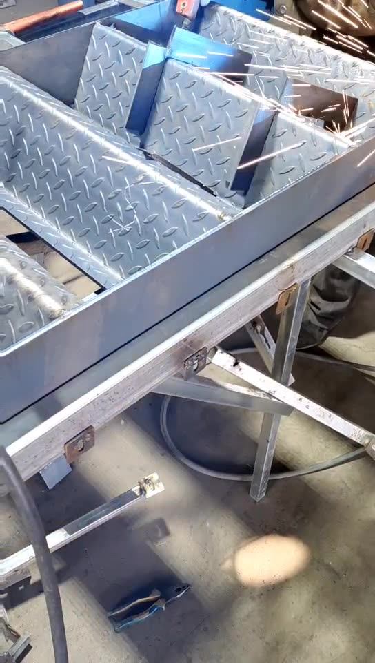 定制作业平台钢梯15j401热镀锌踏板混凝土井护笼爬梯可定制-阿里巴巴