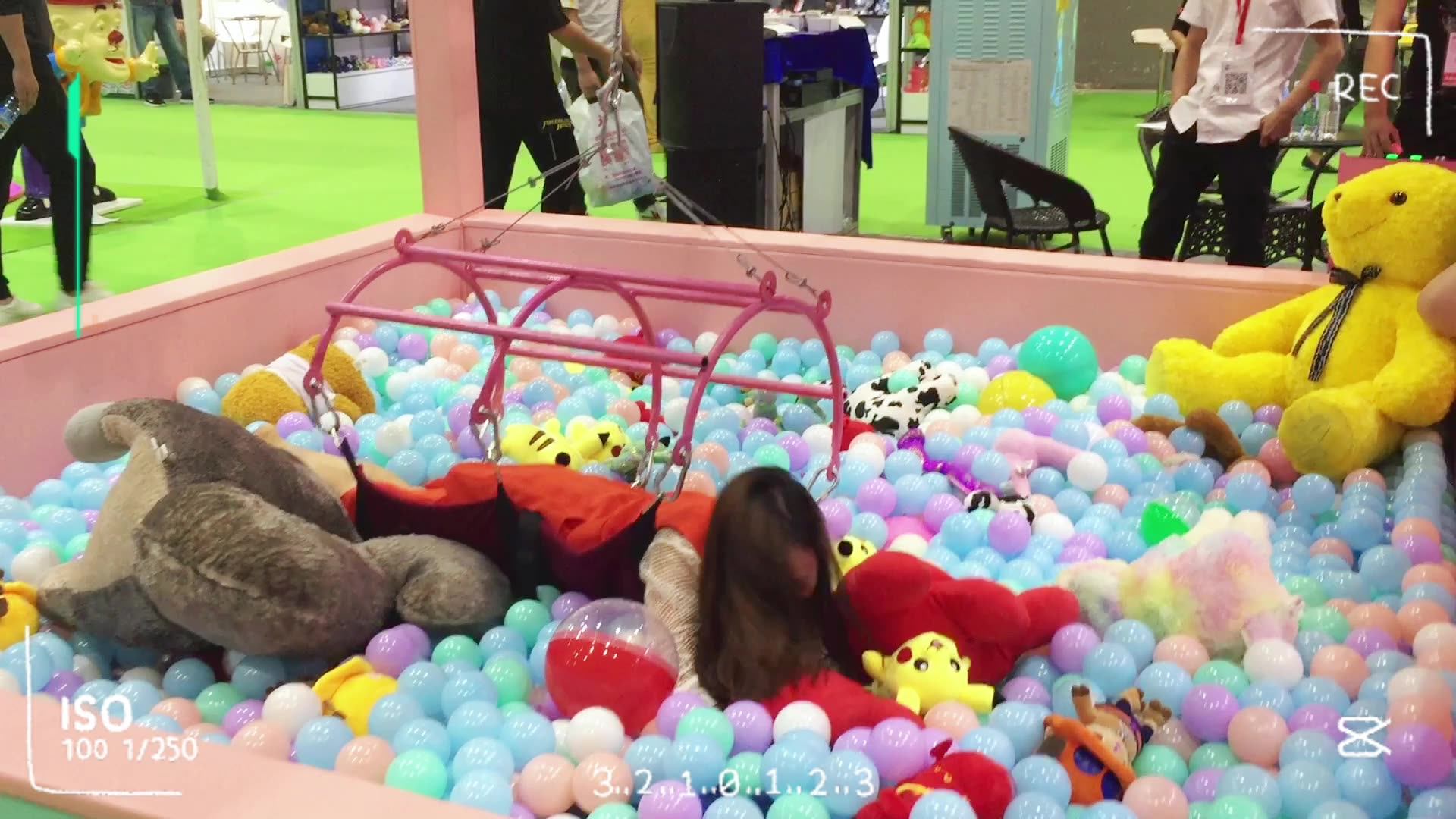 Amusement Park Coin Operated Crane Claw Snack Gift Toy Grabber Doll ...