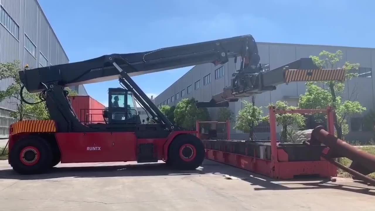 China Forklift Truck 45 Tons Reach Stacker Hydraulic Crane Lift For ...
