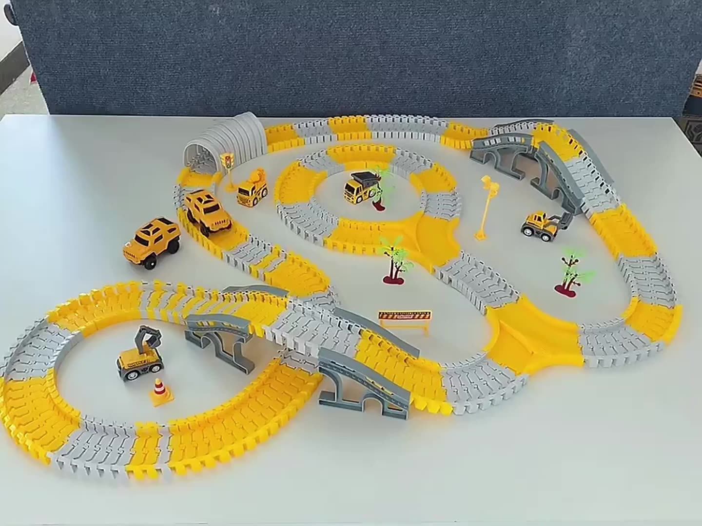 Longxi 255 Pcs Slot Construction Toys Truck Race Car Track Toy Set Di ...