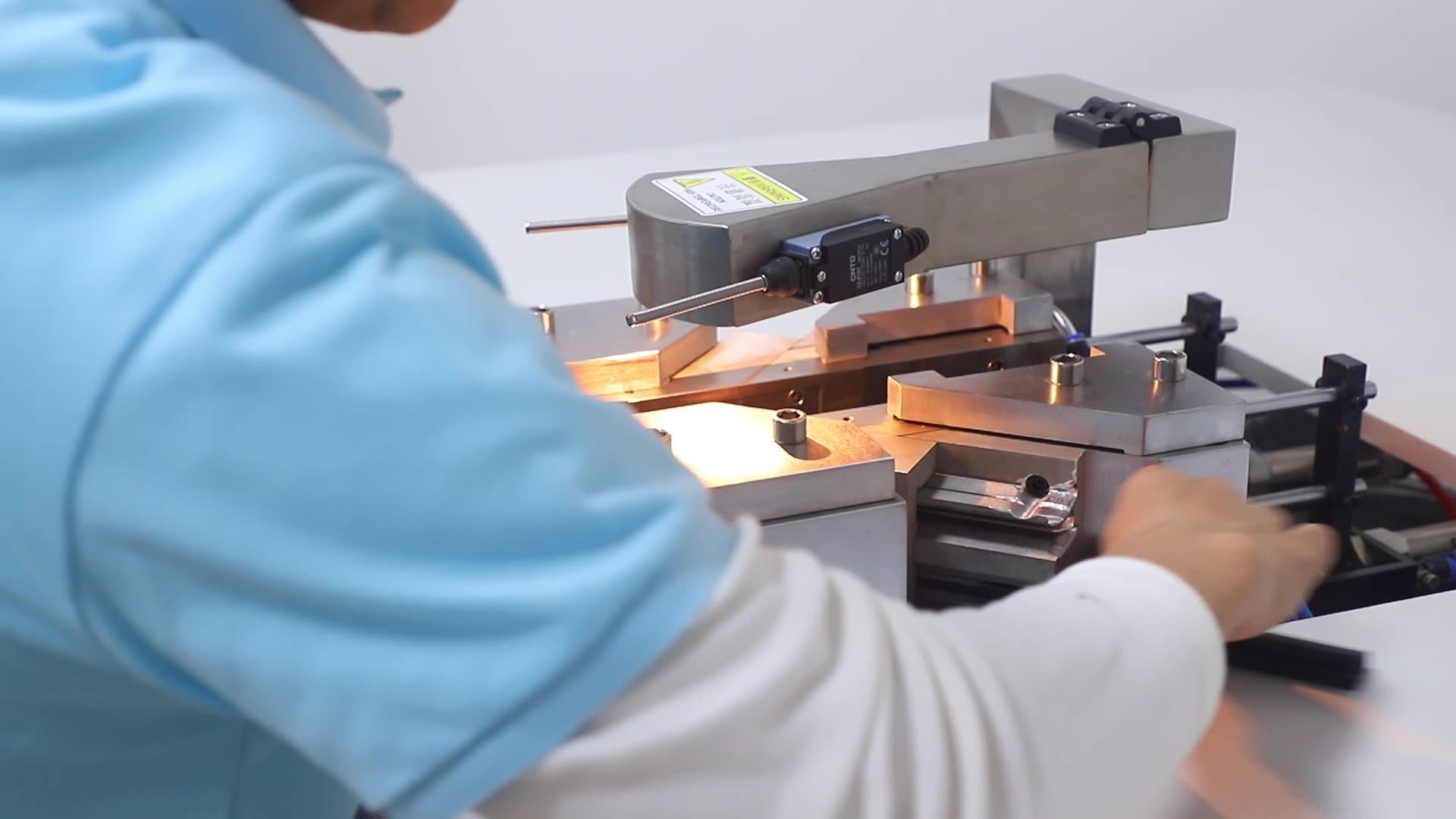 Fridge / Refrigerator Door Gasket Rubber Seal Corner Welder / Welding ...