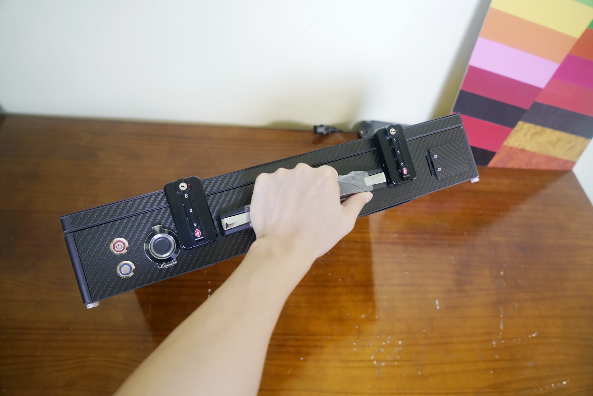 Lukos迷你手提22英寸便携台式电脑4090大屏键鼠ITX主机箱核弹箱-企业官网