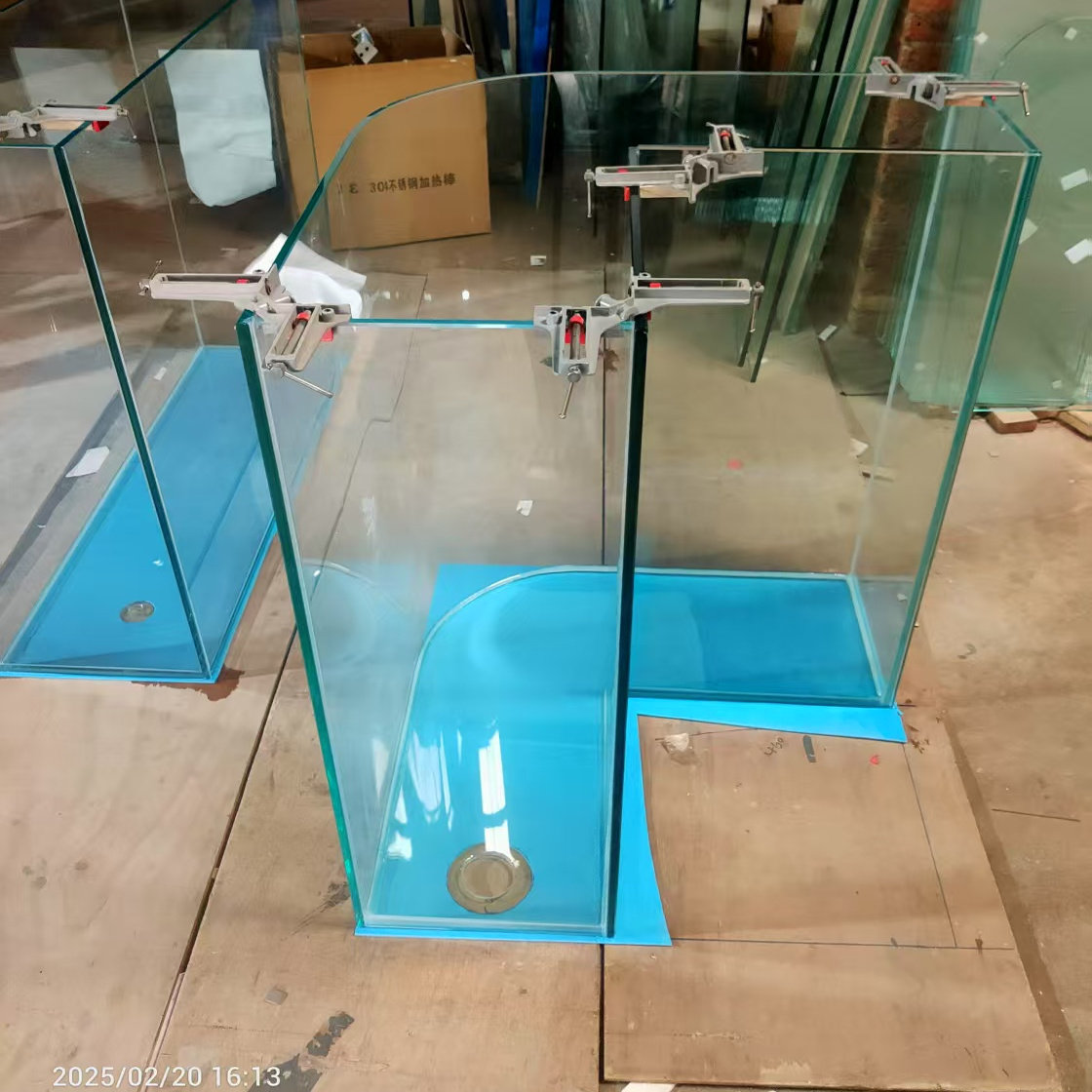 New ways to play with personalized glass fish tanks: hot-bent right ...