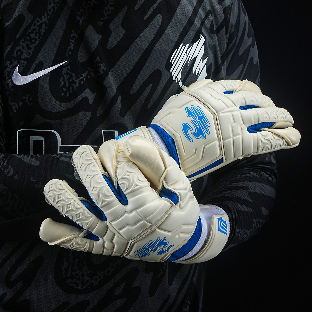 大火足球龙事达LONGSTAR云端内缝加厚防滑乳胶守门员手套：守护球门的最强战甲！-守门员手套-淘宝好物网