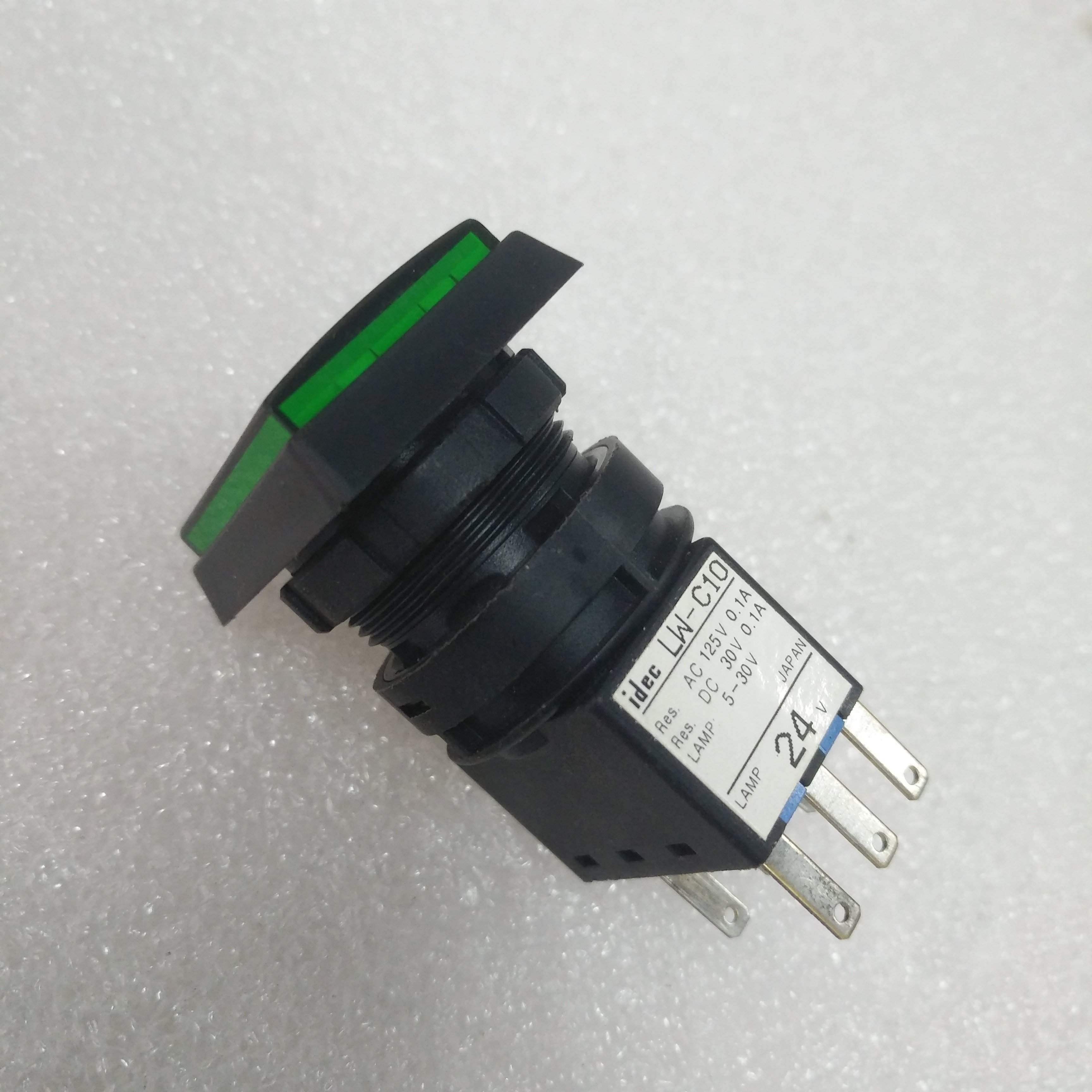 Japan idec Izumi LW-C10 pushbutton switch 125AC 0.1A 24V green. Reset switch. Six feet