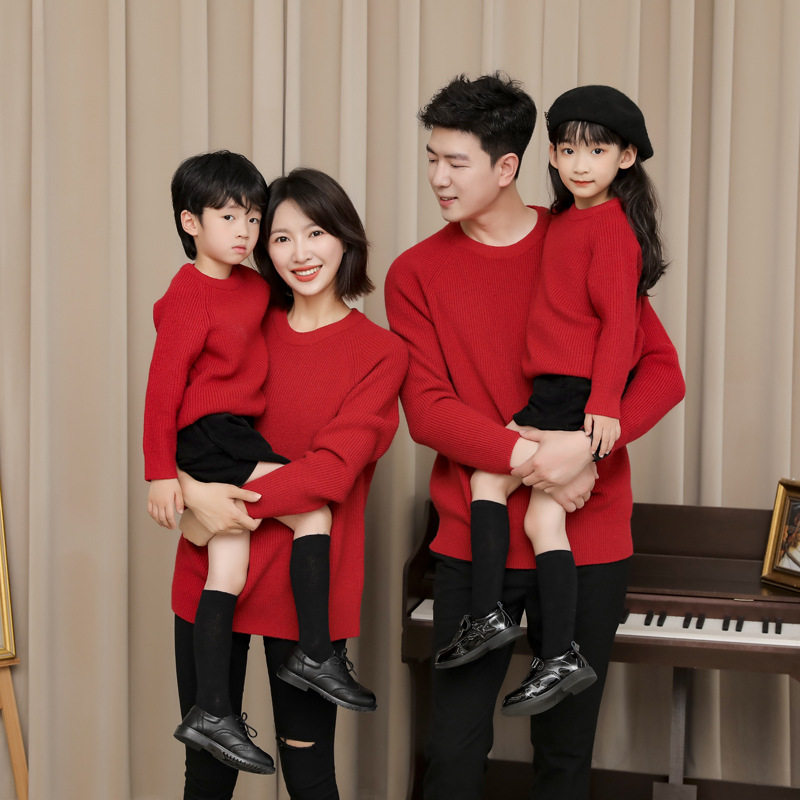 🌟 Family warmth in red: trendy matching family outfits for the perfect ...