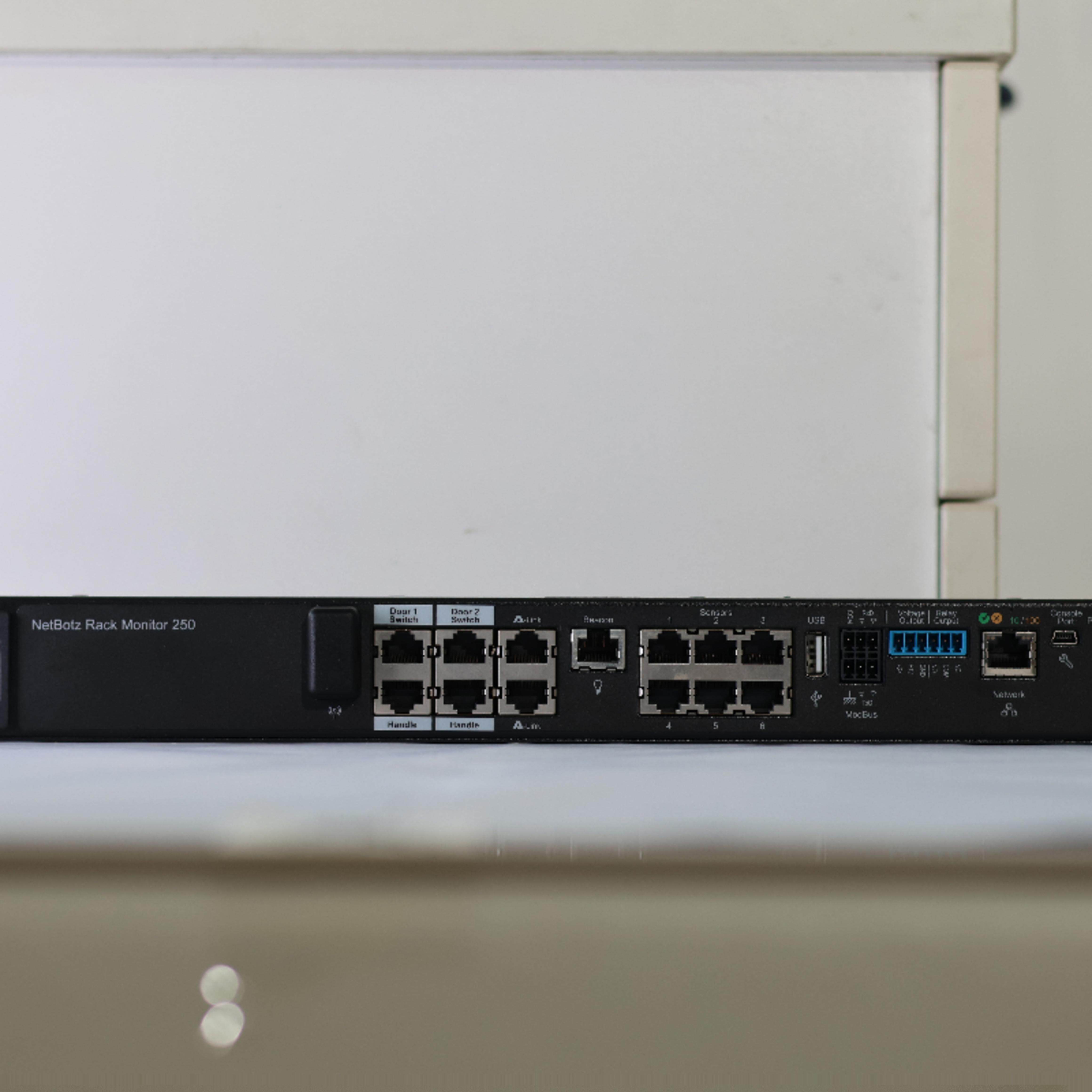 施耐德APC NBRK0250 NetBotz，机架监控如何升级？🔍深度解读-智能控制终端-淘宝好物网