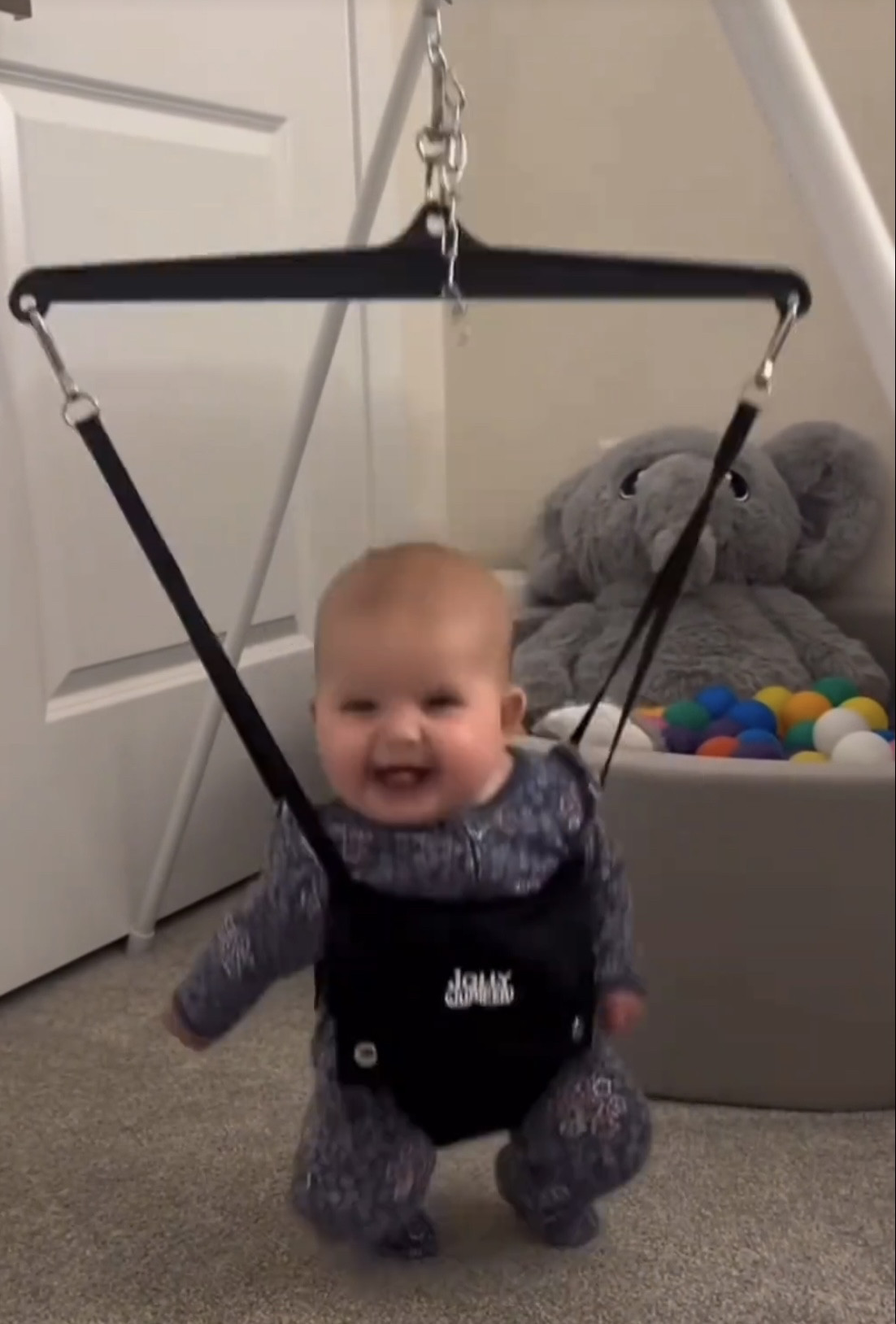 Baby bouncer, door frame hanging exerciser, is it really useful? 🤔