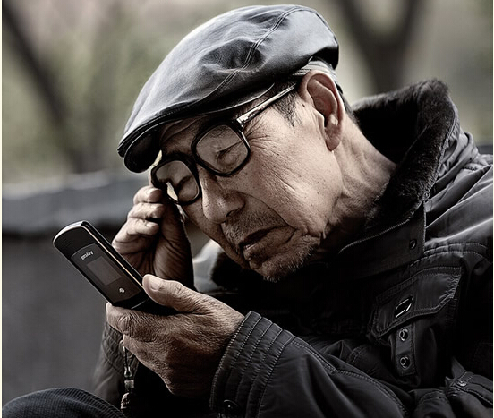 老人看手机表情包-千图网