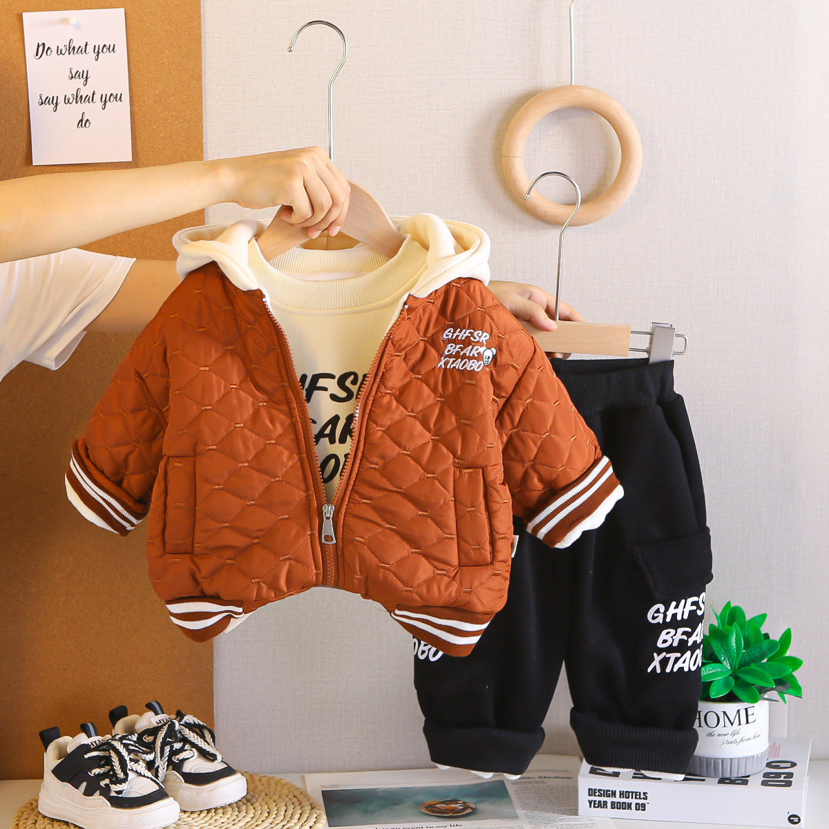 秋冬装0-1-2-3岁半女宝宝衣服冬天婴儿童棉衣套装男童装三件套潮：如何挑选适合宝宝的秋冬保暖穿搭？-服装品牌-淘宝百科网
