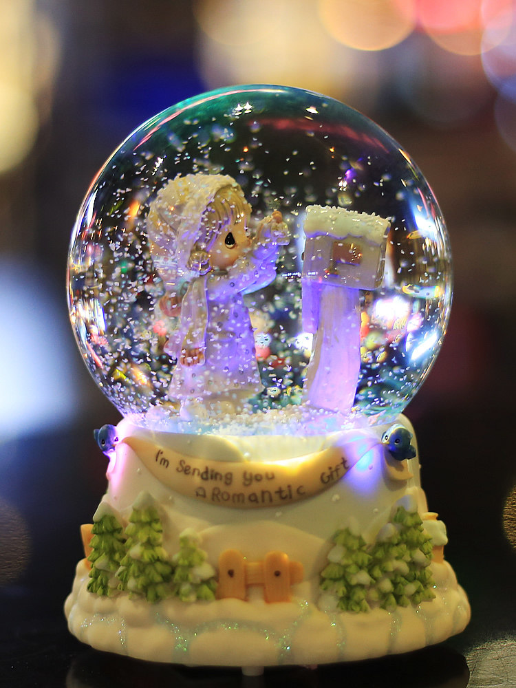 Crystal ball music box eight-tone box from the snowflake glowing sky ...