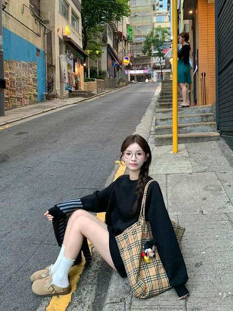 Black round neck long-sleeved sweatshirt for women in spring and autumn ...