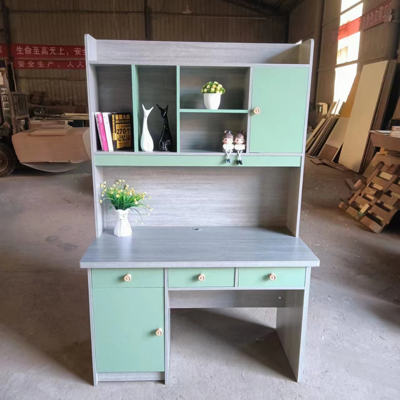 意式极简连体书桌柜：卧室里的现代艺术，如何打造理想中的家居空间？-衣柜挂衣秆-淘宝百科网