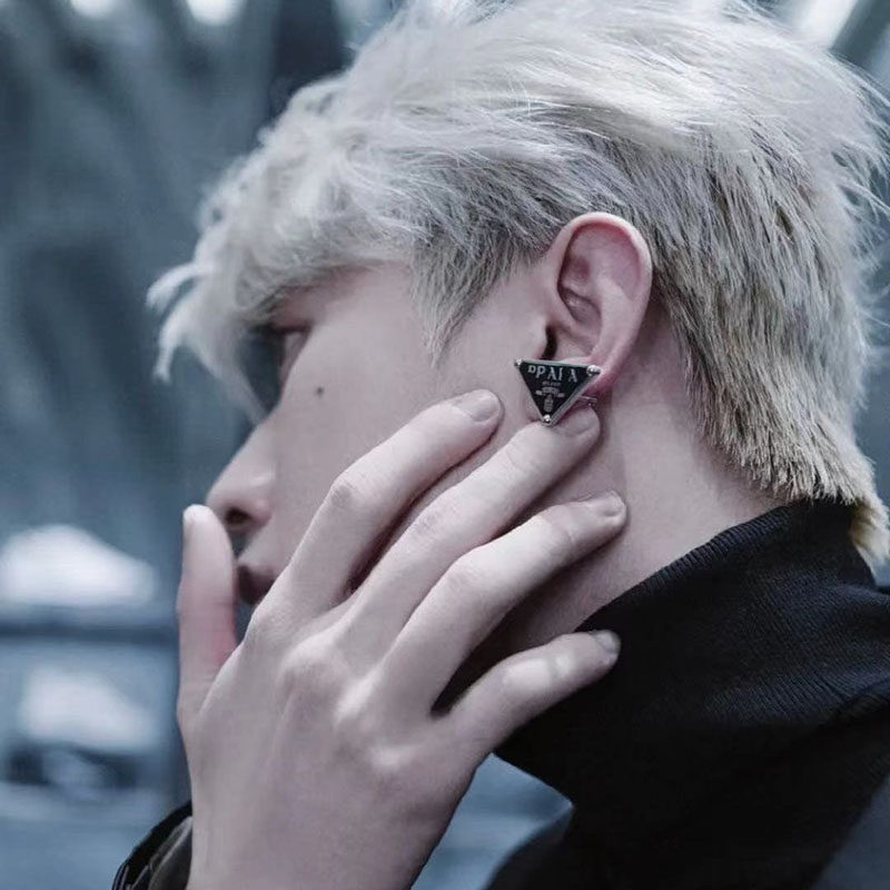 French retro letter triangle ear clip no ear hole female 2021 new tide ...