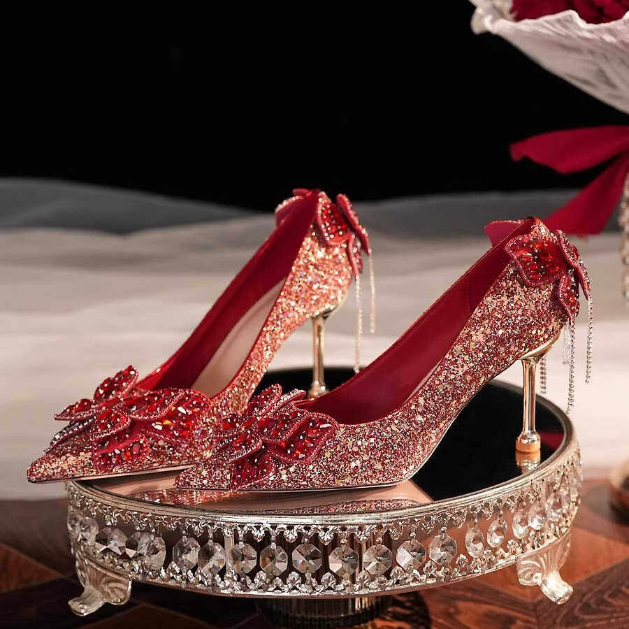 Red wedding shoes for brides: the dazzling center of attention on your ...
