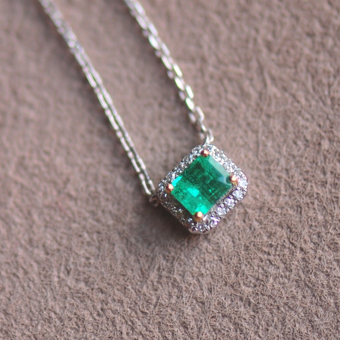 【医神】18K金天然祖母绿吊坠：一抹绿意流光，CGRL国际证书加持！-颈饰-淘宝好物网