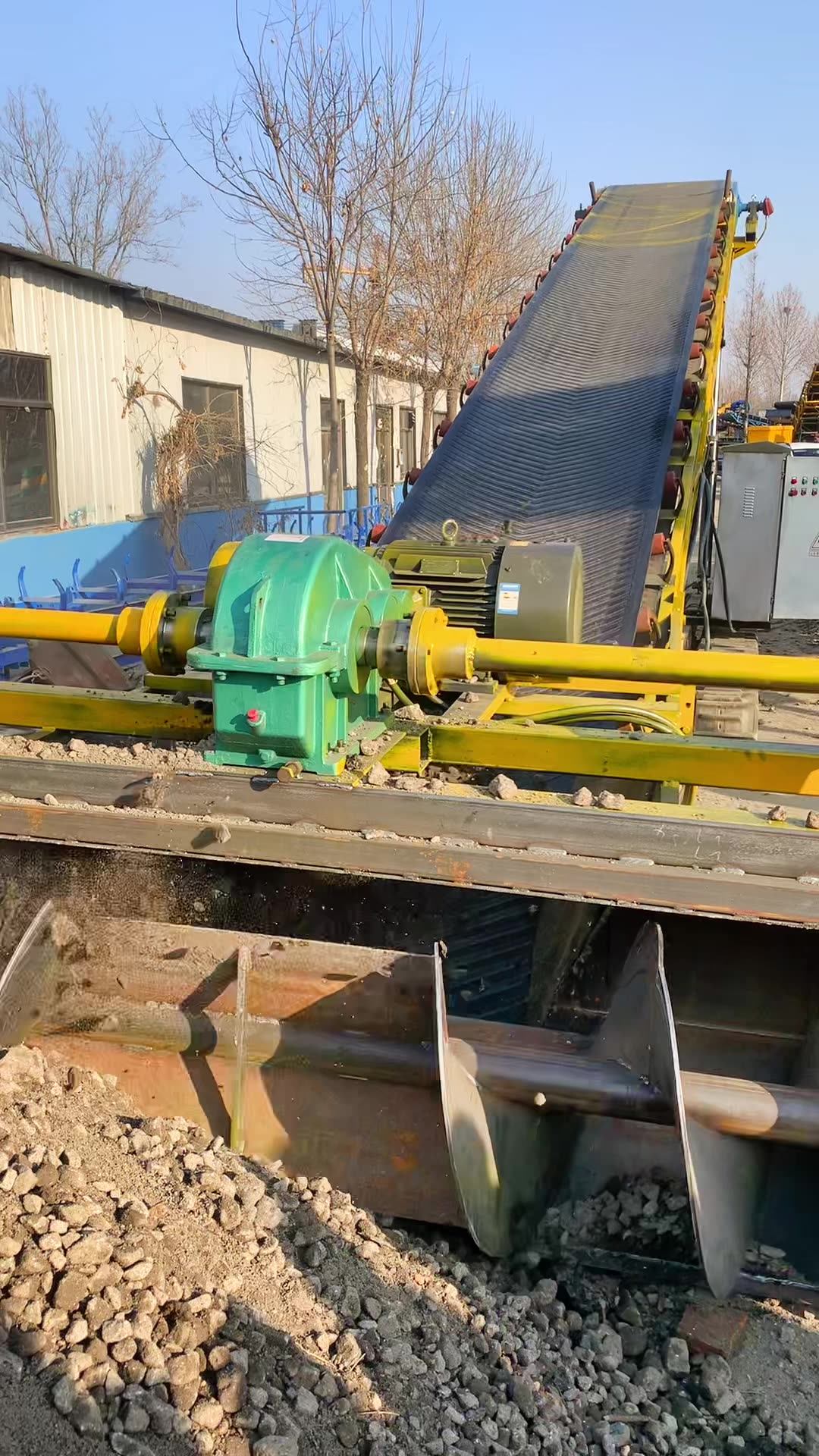 煤矸石打堆扒料机 遥控行走取料机 钢制履带扒料输送机LJKL-阿里巴巴