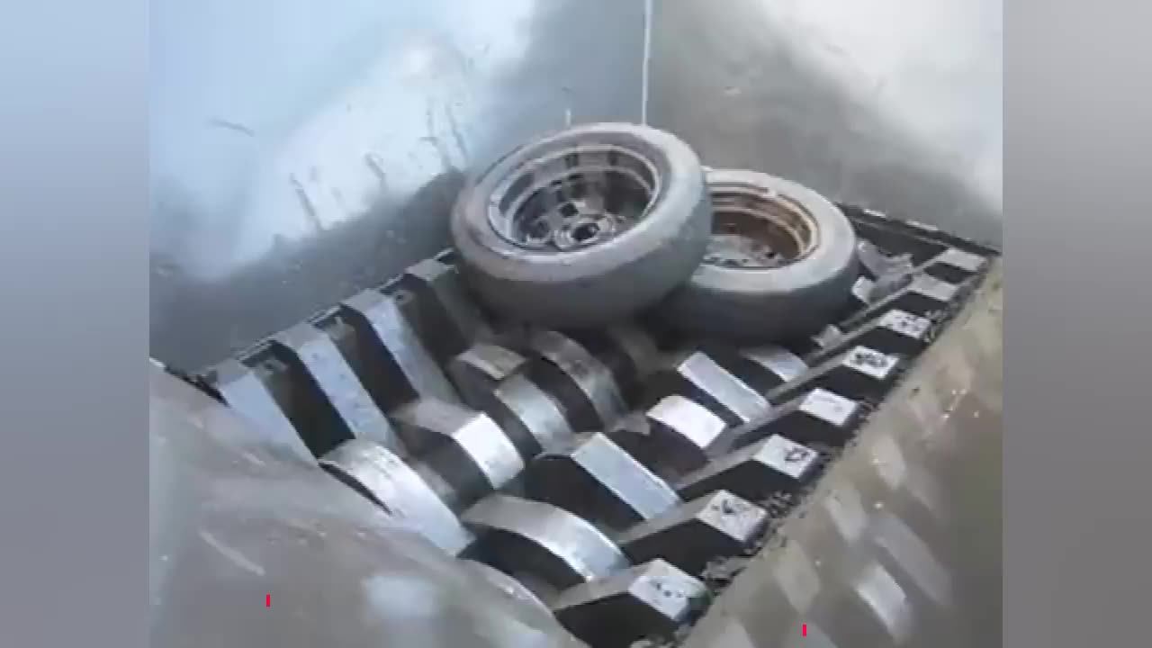 Small Car Tire Recycling Rubber Shredder Machine Mobile Tyre Shredder ...